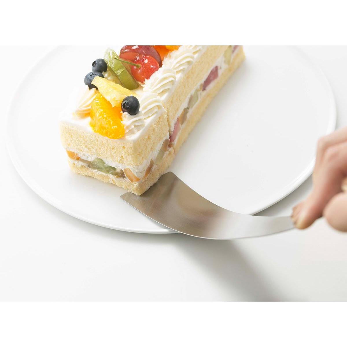 厚さ1ミリのステンレス板を研磨。 半分程度までそぎ落とすことで金属の持つ粘りと弾力を引き出し、シンプルなスパチュラに仕上げました。 柔らかな弾力と薄い刃先で食べ物の下にすっと滑り込み、ケーキや煮魚も綺麗に取分けられます。 薄くしなやかなステ...