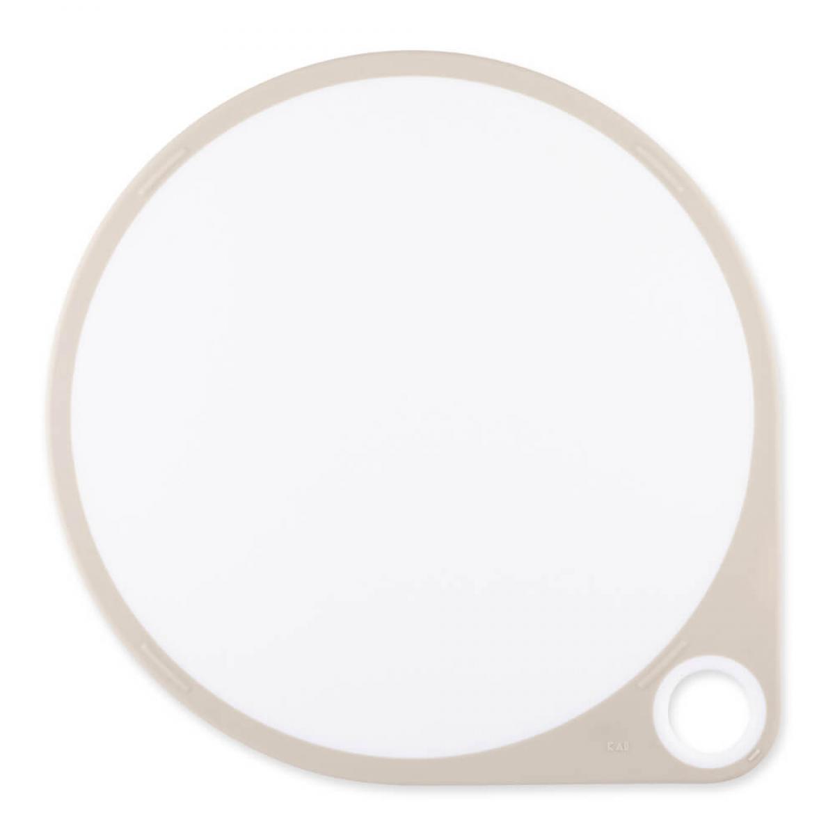 奥行きたっぷり、ひろい作業スペースが魅力のまるいまな板です。商品の仕様材質本体：ポリプロピレン（耐熱温度100度）縁部：熱可塑性エラストマー（耐熱温度100度）サイズ詳細408×350×10mm、重量732g【ご購入前にご確認ください】※沖...