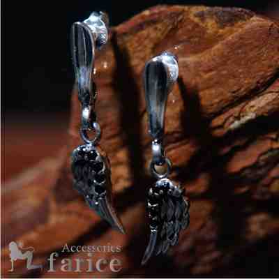 ★商品のサイズ★　全長約30mm　最大横幅6mm　厚み約3mm　重さ約3.0g　★素材★　シルバー925＋ブラック&ホワイトキュービックジルコニア銀(シルバー925)独特の高貴な輝き