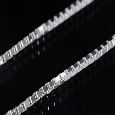 ◆商品のサイズ◆　重さ約9.3g 幅2.5mm ◆素材◆ シルバー925&nbsp;◆商品のコメント◆ 四角いキューブ型のパーツを連結させた綺麗なデザインと反射面の多さが特徴のシルバーチェーンです反射面が多いためチェーン全体が美しい輝きを放...