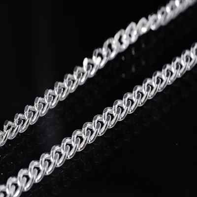 ◆商品のサイズ　長さ約50cm　幅3mm　重さ約10g ◆素材◆ シルバー925&nbsp;◆商品のコメント◆ チェーンの基本形の1つで、連結した輪を1つずつ90度にひねって叩き平らに加工したチェーンで、男女問わず人気があり流行に左右されな...