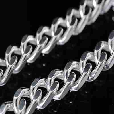 ◆商品のサイズ　長さ約55cm　幅6mm　重さ約65g ◆素材◆ シルバー925&nbsp;◆商品のコメント◆ チェーンの基本形の1つで、連結した輪を1つずつ90度にひねって叩き平らに加工したチェーンで、男女問わず人気があり流行に左右されな...