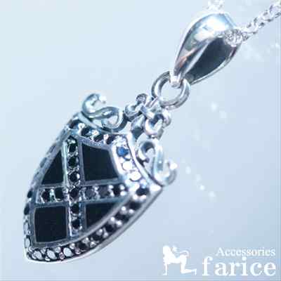 ★商品のサイズ★　縦約42mm　横約18mm　厚さ約4mm　重さ6.2g　★素材★　シルバー925+ブラックオニキス★商品のコメント★　ベースとなるブラックシールド型プレートには、正面のサルタイアー(斜め十字紋章)&アウトラインにブラックC...