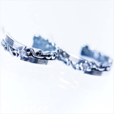 ◆商品のサイズ◆　縦約15mm　横約4mm　重さ約1.4g　　◆素材◆　シルバー925＋クリアキュービックジルコニア　　 ◆商品のコメント◆　透かされたアラベスク模様と光沢のある銀のボディがとても綺麗なシルエットを見せるピアスです中心には白...