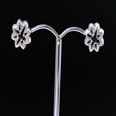 ◆商品のサイズ◆　縦約11mm　横約11mm　重さ約2.5g　 素材シルバー925 ◆商品のコメント◆　花をイメージしたボディの正面に黒く燻された模様が入りそこへブラックストーンが飾られると暗闇の中で美しい漆黒の輝きを放ちハードな存在感を見...