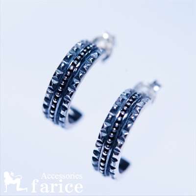 ◆商品のサイズ◆　縦約16mm　横約5mm　重さ約2g　 素材シルバー925 ◆商品のコメント◆　ボディの両サイドに凹凸をつけて刻まれた装飾はセンターに並ぶ銀の丸い飾りを際立たせデザインにハードなイメージを作り出すポイントになっています銀(...