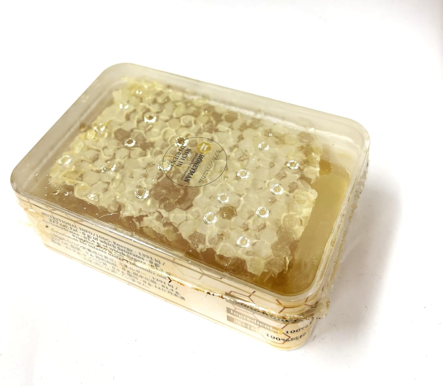 ルーマニア産の生アカシアコームハニー巣箱からそのまま摘み取った黄金の宝物 アカシアの木々が生い茂るルーマニアの自然豊かな森林から丁寧に採取されたハチミツは本来の自然な甘さと蜜蝋の心地よい歯ごたえが絶妙に調和しております。 1.ハチの巣をその...