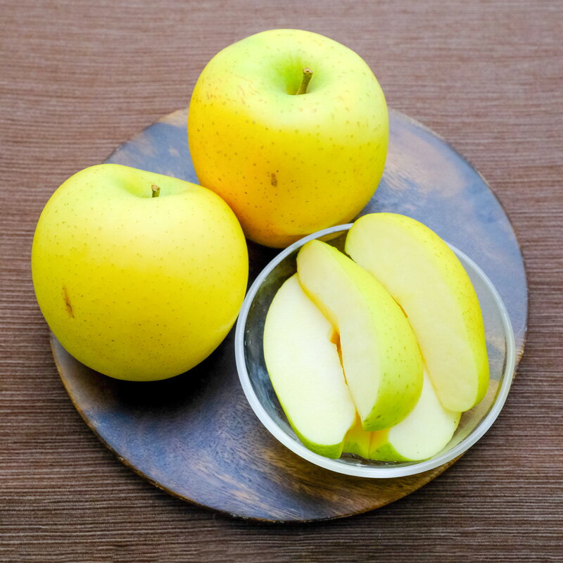 サビやキズなどがある家庭用のシナノゴールド。果肉や味に問題はなく、果皮をむいて頂ければおいしく食べて頂くことができます。 シナノゴールドは、ゴールデンデリシャスと千秋（せんしゅう）を交配して誕生した長野県生まれのりんごで、1999（平成11...
