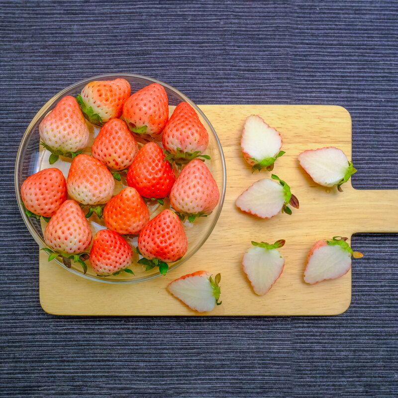 しずく姫は「ガーデンはなのみ」のオリジナル品種で、まだ栽培数が少なく市場にもあまり出回っていない希少な白いちごです。 果肉の色はかわいらしい桜色で、その断面はなんと真っ白！ しずく姫を生産している「ガーデンはなのみ」は「人にやさしいものづく...