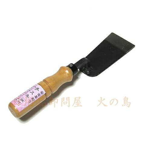 押して草を削るので鎌よりも安全な除草道具 新潟県上越地区などで使用される雑草取りゴテです。 安全草削り　手スキ　鋼付　木柄付 【特徴】 ● 押して草を削るので鎌よりも安全に使用できます。 ● 鋼付の製品ですので、永く切れ、研ぎやすくなってお...