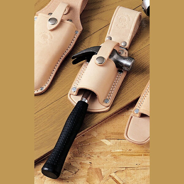 耐久性に優れた、現場で頼れる本格工具袋です。 コヅチ　ヌメ皮ハンマー差し 丁番付 ストッパー付 型押　PL-04C 【仕様】 ■型番：PL-04C ■材質：牛ヌメ革 ■サイズ：幅75mm×高さ215mm ■単品重量：100g ■製造国：日本
