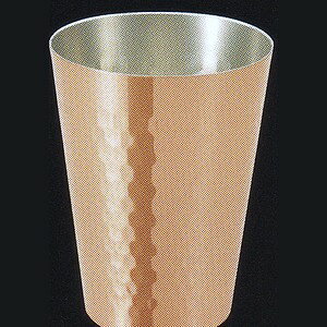 ビールを更に美味しく。クリーミーでなめらかな泡が立つ純銅タンブラー純銅 タンブラー 350ml CNE950【特長】・ビールを更に美味しく。クリーミーでなめらかな泡が立ちます。・鎚目模様のミラー仕上げ。・燕市で作られた「Made in TS...