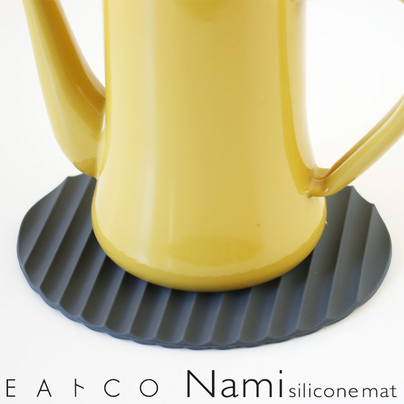 鍋つかみに、鍋敷きに、手にも器にも優しいシリコーンゴム素材。 熱に強く、滑りにくいシリコーン製なので、つかむ、敷くという機能に優れています。 波型のフォルムが指先にフィットします。 サイズ：横幅16×奥行14×高さ0.6cm 材質：シリコー...