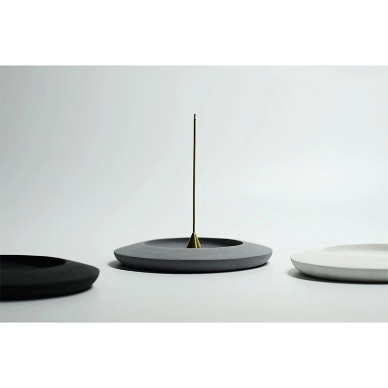 本体サイズト 外径：16cm 内径：10cm 高い:2cm 素材／材質 セメント 商品説明 重厚感のあるモダンなセメントの本体と、重厚感のあるゴールドのインセンススティック入れを自由に組合せてご注文いただけるセット商品です。 ・お香立て・イ...