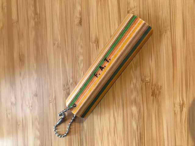 FATのキーホルダーです。 スケートデッキの廃材を使用しています。 同一の物が少なく独用的な模様が特徴的です。 前部にFATのロゴ刻印 バック部にJoblessのロゴ刻印が入ります。 9cmx2.2cm スケートデッキの廃材をリユースしたJ...