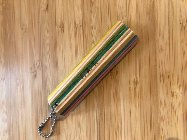 FATのキーホルダーです。 スケートデッキの廃材を使用しています。 同一の物が少なく独用的な模様が特徴的です。 前部にFATのロゴ刻印 バック部にJoblessのロゴ刻印が入ります。 9cmx2.2cm スケートデッキの廃材をリユースしたJ...