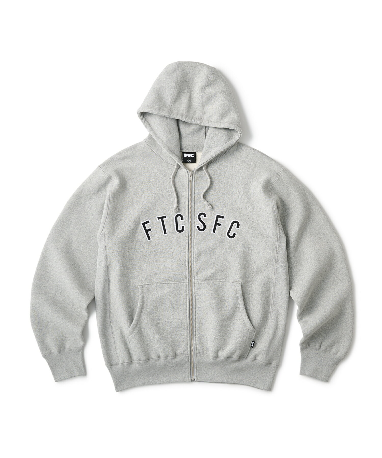 FTCのフルジップパーカーです。 フロントにFTCロゴワッペンが施されています。 裾部にポケットが付き サイド部にピスネームが付きます。 サイドパイル仕様です。 COTTON100% M 着丈68cm身幅61cm肩幅50cm袖丈64cm L...