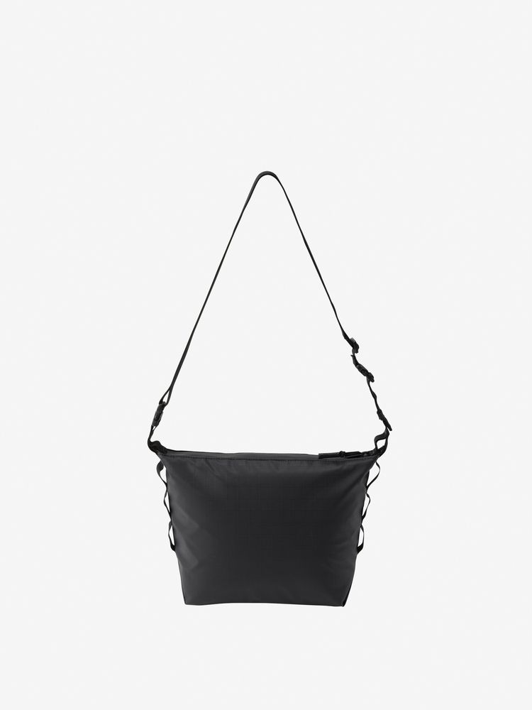 ザ・ノース・フェイスのクーラーポーチです。 フロント部にポケットが付き ジッパー部は止水ジッパーを使用しています。 左裾部にロゴプリントが入ります。 ストラップは取り外し可能で バックインバックとしても使用可能です。 高い保冷力と軽さを備え...