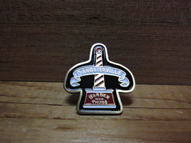 ギャングスタービルのピンバッチです。 BOX＆オリジナル巾着が付きます。 縦2.6cmx横2.4cm FeelFORCEはGANGSTERVILLEの正規ディラーです。　