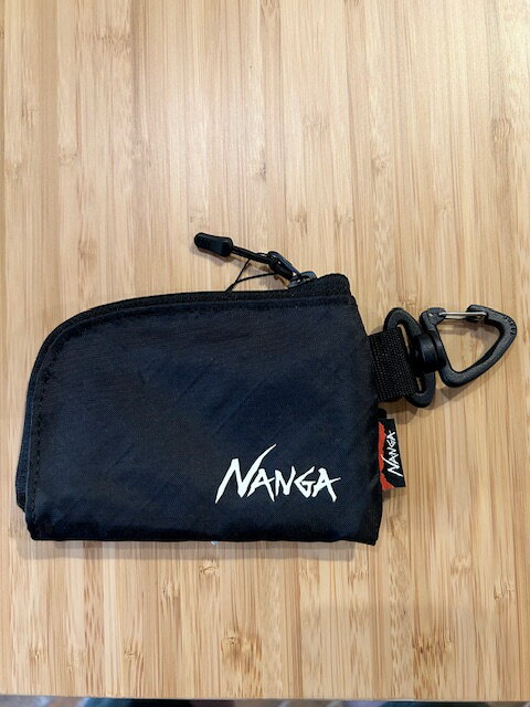 ナンガのウォレットです。 コンパクトな大きさながらも 内面は細かく仕切り＆ジッパー使用で 使い勝手の良いウォレットです。 サイド部にカラビナが付きます。 フロントにナンガロゴパッチ サイドにピスネームが付きます。 19cmx10cm ・3つ...