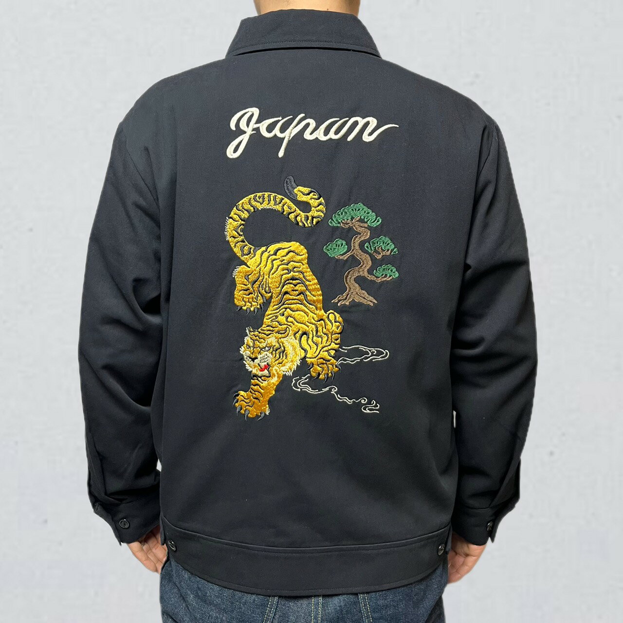 アルカーザの刺繡ドリズラージャケットです。 バック、フロントに刺繡が施されています。 フロント裾部にポケットが付きます。 裏地にはポリエステルタフタ仕様で袖通がよく また風の侵入を防ぎ保温にも優れ クオリティー高いアイテムです。 COTTO...