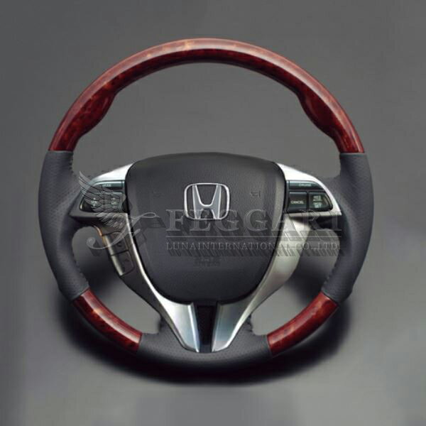 握った質感は、まさに“高級品質” 妥協を許さない設計とマテリアルがつくりだす、確信に裏打ちされた高品位。 超高級家具に使われているPVCレザーと、何重にも塗装され漆塗りのような光沢感は、熟練者のクラフトマンシップをそのままに感じられる仕上げ...