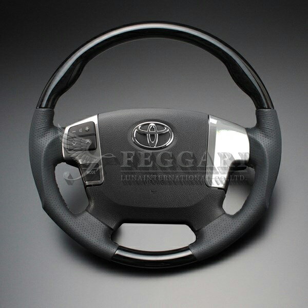 握った質感は、まさに“高級品質” 妥協を許さない設計とマテリアルがつくりだす、確信に裏打ちされた高品位。 超高級家具に使われているPVCレザーと、何重にも塗装され漆塗りのような光沢感は、熟練者のクラフトマンシップをそのままに感じられる仕上げ...