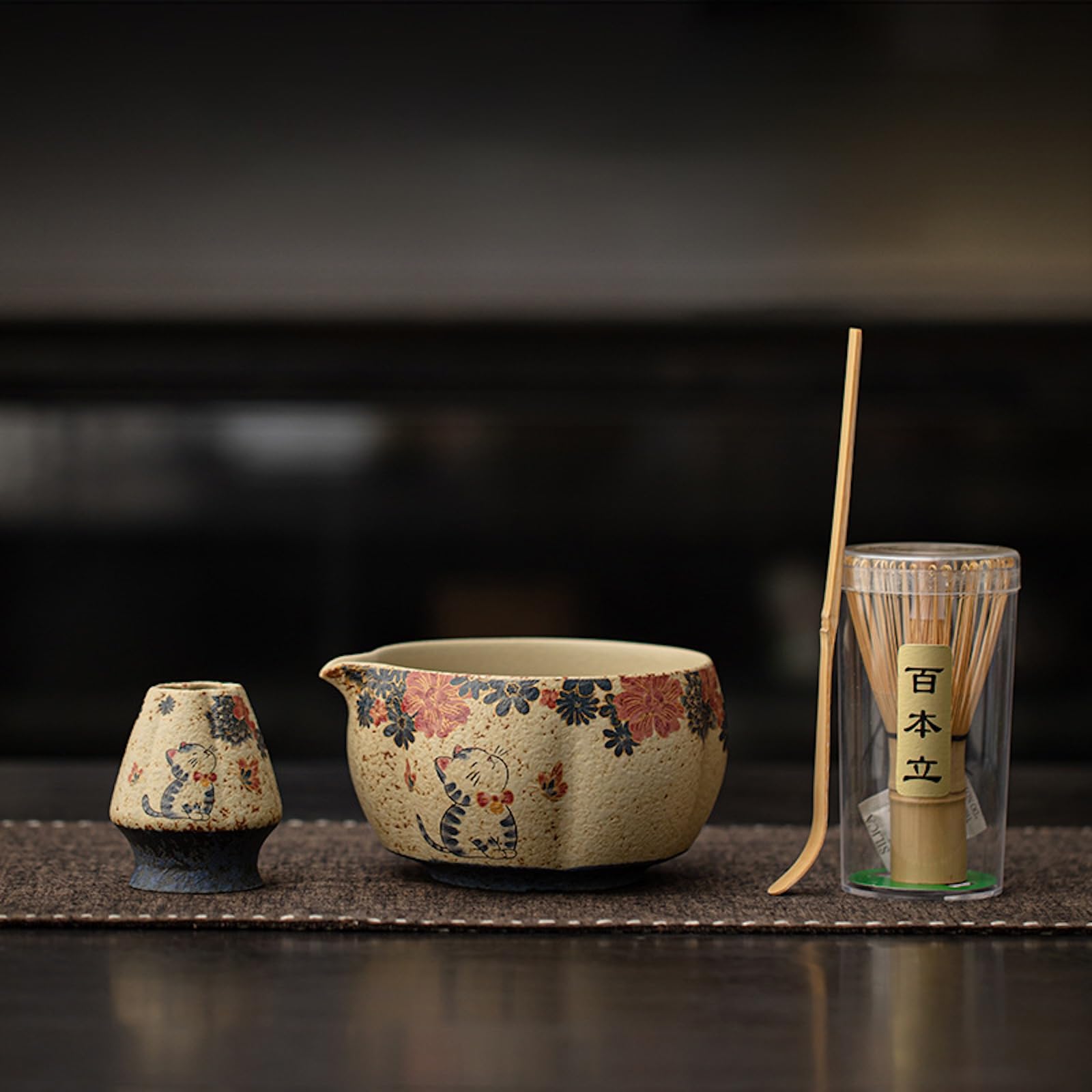 茶筅(百本立)、茶筅立て(くせ直し)、茶杓、抹茶茶碗、綿茶巾、陶器茶杓立て、抹茶篩を含む完璧なお抹茶7点セットで、完璧なお点前体験を提供します。 厳選された高品質の陶器と竹で手作りされた茶道具セットです。職人の技が生きる工芸品で、健康と耐久...