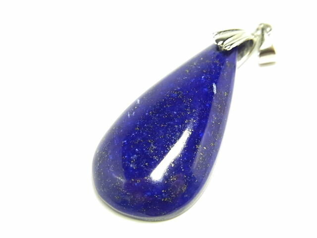 天然石名称 ラピスラズリ/青金石 意味・効果 ラピスラズリは、「青金石」とも呼ばれています。青い部分はラズライト、金色の部分はパイライト、その他白い部分などいくつかの成分から形成されるパワーストーンです。古来より人々に珍重されてきて、ラピス...