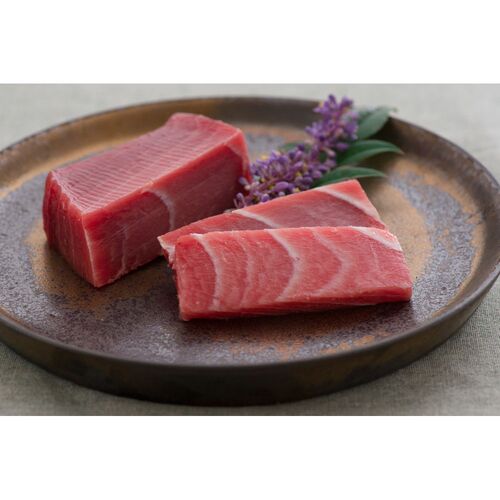 この「赤」の美しさが、天然の証。 三崎まぐろ問屋厳選。さっぱりと上品な脂が乗った「天然目鉢まぐろ」詰合せ。 ■Flavor - 天然メバチの魅力 1. 毎日食べたくなる「上品な脂」 「本マグロは大トロ過ぎて重たい…」という方にこそ食べていた...