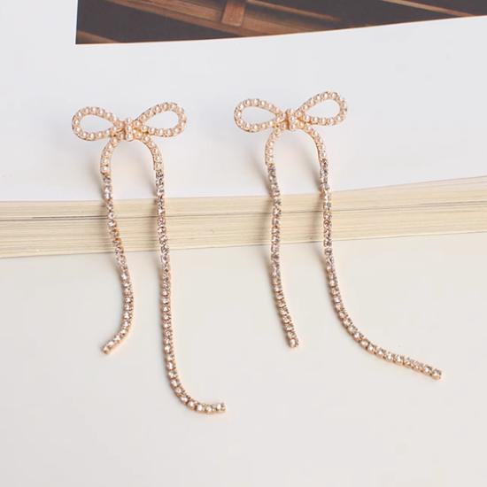 商品説明リボンモチーフが可愛いピアス。付けるだけで耳元を綺麗に見せてくれます。デイリーに使いたくなるアイテムです。カラーピクチャーカラー素材金メッキ合金、イミテーションパール、シルバー925ニードルサイズ長さ：7.8cm幅：2.5cm※測り...