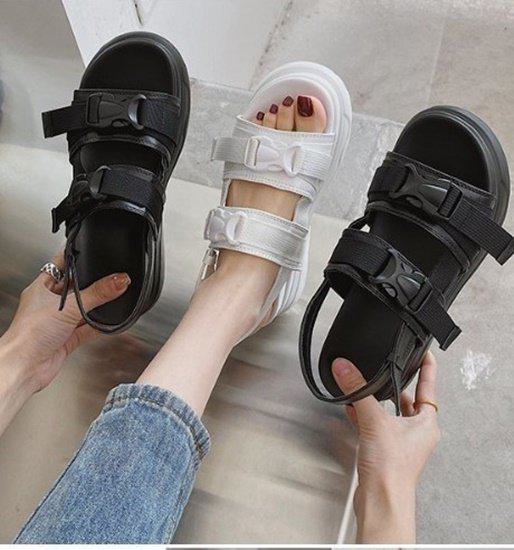 商品説明履きやすく、歩きやすいベルクロタイプのサンダルです。厚底のスポーツサンダルは夏にぴったり。かかとにもストラップがあり、安定感がありさらに歩きやすいシューズです。カラーホワイト、ブラック素材PUサイズ【22.5cm】サイズ：22.5c...