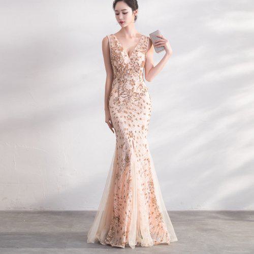 商品説明全体に散りばめられたスパンコールが華やかなマキシ丈ドレス。タイトなシルエットで曲線美を演出しエレガントな雰囲気に。深いVネックが顔周りをスッキリ見せて小顔効果も叶います。カラーベージュレッドブラックサイズSバスト：80cmウエスト：...