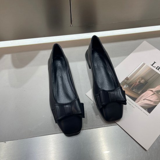 商品説明フロントにキュートなリボンがあしらわれたレディースパンプス。ブラック、オフホワイト、ヌードの3色、22.5cm、23cm、23.5cm、24cm、24.5cmの5サイズを展開しています。大人可愛いスクエアトゥと、ぺたんこの1cmヒー...