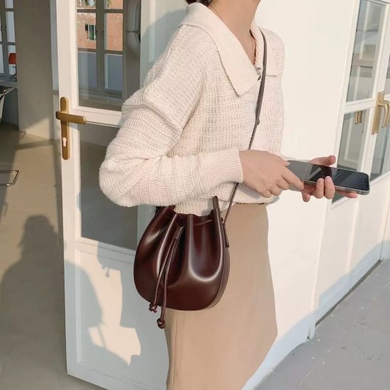 商品説明レトロな雰囲気がとってもオシャレ☆シンプルショルダーバッグ！ベーシックな色味でどんな服装にも合わせやすいアイテムです♪カラーブラック、ホワイト、コーヒー、ブラウン素材PUサイズ高さ18.5cm　幅18cm　まち5cm※測り方によって...