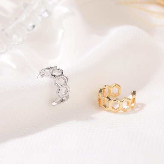 商品説明六角形の小さめイヤーカフ！さりげないオシャレ感が大人可愛い♪華奢なデザインだから重ね付けにもオススメです◎カラーゴールド、ホワイトサイズワンサイズ直径：1cm※測り方によって1-2cmの誤差が生じる場合が御座います。※モニターの発色...