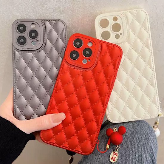 商品説明シンプル無地のキルティング風デザイン♪レザー調でおしゃれなスマホケースです。その日の気分に合わせて色違いで揃えたいですね♪カラーホワイト、レッド、グレー【該当する携帯電話モデル】iPhone 13、iPhone 13 Pro、iPh...