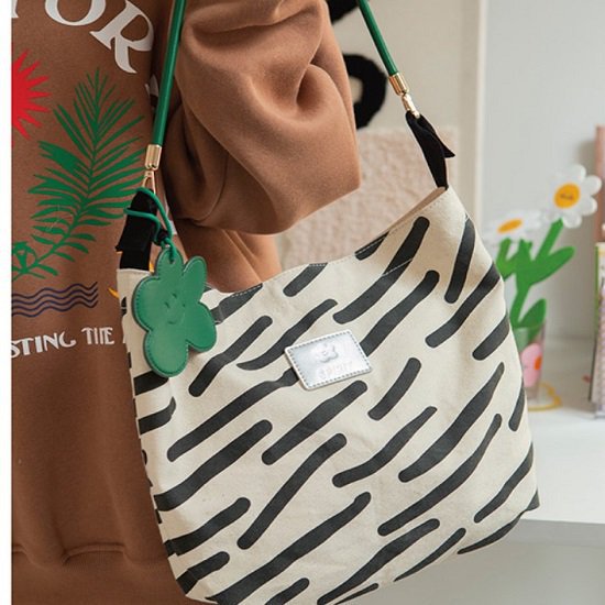 商品説明グリーンの肩紐がかわいいショルダーバッグです。シンプルな総柄がおしゃれ♪カジュアルで普段使いに大活躍です。カラーワンカラーサイズワンサイズ高さ:32cm幅：37cm肩紐：55cm※測り方によって1-2cmの誤差が生じる場合が御座いま...