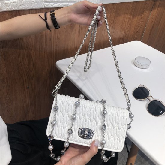 商品説明チェーンにあしらわれたラインストーン、ビジューがキラキラしておしゃれ。小さめなサイズ感ながらマチが広く必要最低限の荷物が収納できます。デイリー使いだけでなくパーティーシーンにもピッタリ！カラーブラック、ホワイト、ピンク、シルバー素材...