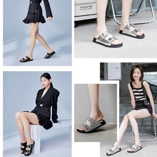 商品説明低めのフラットヒールで歩きやすい。シンプルデザインのサンダルをビジューバックルがおしゃれに演出。大人なカラーで、どんなスタイルにも合わせやすいサンダルです！カラーブラック、ブロンズ、シルバー【22.5cm】サイズ：22.5cm【23...