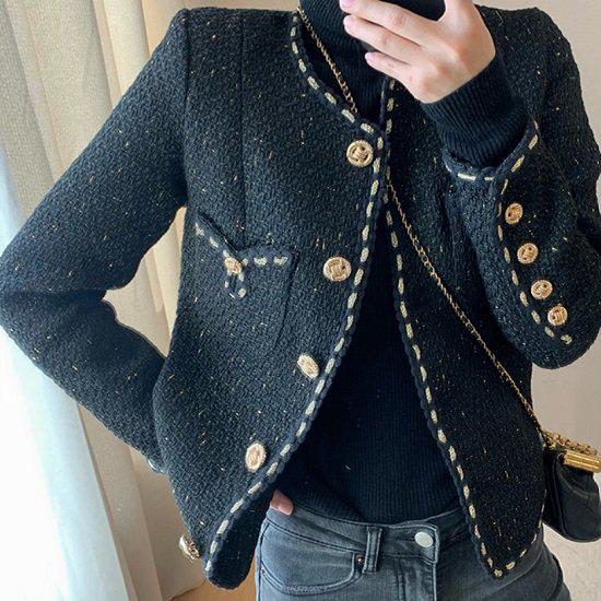 商品説明ノーカラーのレディースジャケットです。黒地にゴールドカラーがちらばっているのが印象的♪上品な雰囲気でお呼ばれコーデから普段使いまで大活躍です。カラーワンカラーサイズS、M、L、XLS着丈：57cmバスト：88cm肩幅：36cm袖丈：...