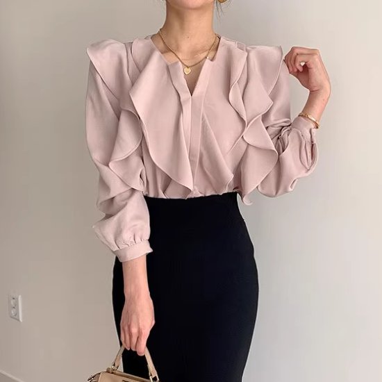 商品説明ボリュームたっぷりのフリルデザインが女性らしいブラウス。普段使いにもお呼ばれにも着ていただける一着です。カラーピンク、ブラック素材ポリエステルサイズワンサイズ着丈：61cmバスト：90cm肩幅：38cm袖丈：56cm※測り方によって...