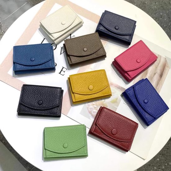 商品説明手のひらサイズのコンパクトな折りたたみ財布。小さめのバッグを持つときに便利なサイズ感。カードも収納できて機能性バッチリ。カラーアボカドグリーン、イエロー、カーキ、オレンジ、ローズレッド、ホワイト、シーブルー、ブラック素材牛革裏地：ポ...