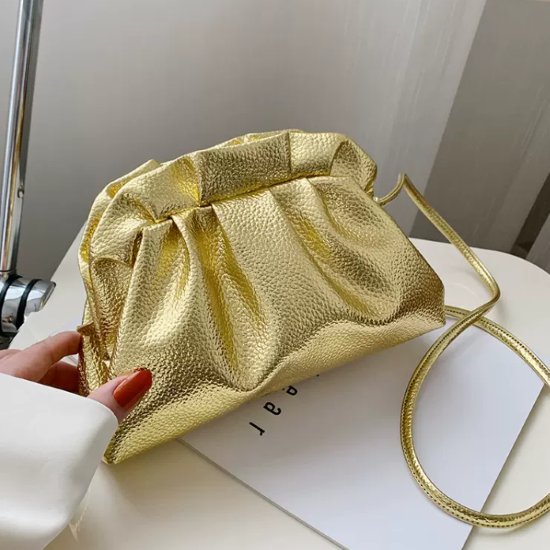 商品説明メタリックなカラーリングがおしゃれなショルダーバッグ。フリル調のバッグ口がおしゃれ。ちょっとしたお出かけにぴったりのアイテム。カラーレッド、ブルー、ブラック、ゴールド、ピンク、シルバー、ローズ素材PUサイズ幅(上部)：19cm幅(下...