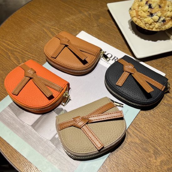 商品説明大容量のカードケース。バイカラーのリボンモチーフがおしゃれ。口が大きく開くので、カードが探しやすく便利◎カラーブラック、キャラメル、グレー、オレンジ素材牛革裏地：ポリエステルサイズ幅：10cm高さ：7.8cmマチ：2cmオープンコン...