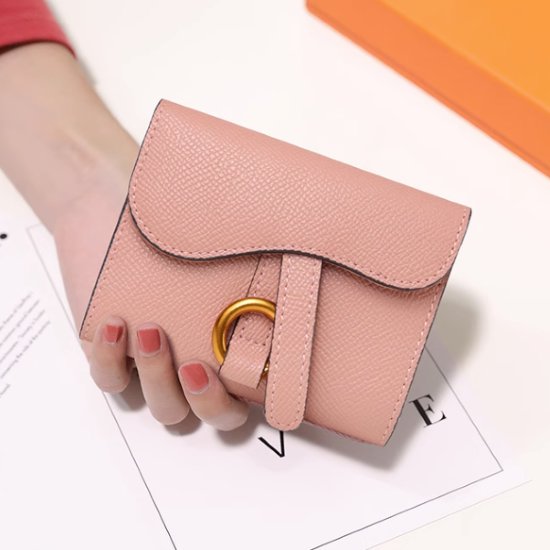 商品説明大容量のカードケース。上質なレザーで上品で大人っぽい。口が大きく開くので、カードが探しやすく便利◎カラーブラック、イエロー、グレー、ピンク、ブルー素材牛革裏地：ファブリックサイズ幅：11cm高さ：10cmオープンコンパートメント×2...