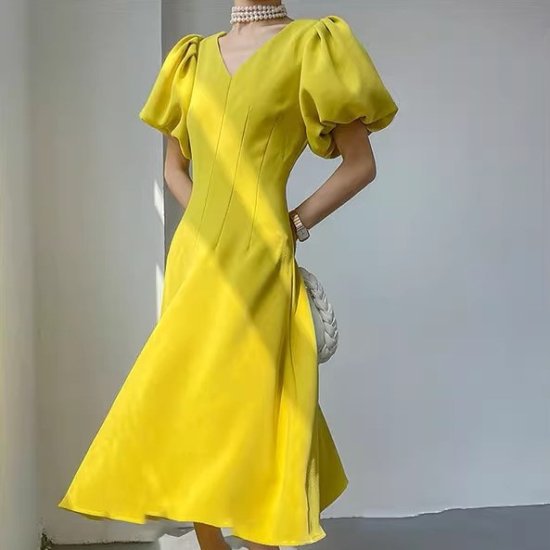 商品説明鮮やかなカラーが目を惹くワンピースドレス。ふんわりとボリュームのある袖がポイント♪ウエストタック入りですっきりエレガントなシルエットです。カラーレモンイエロー、ミルキーホワイト、ブラックサイズS、M、L、XLS着丈：108cmバスト...