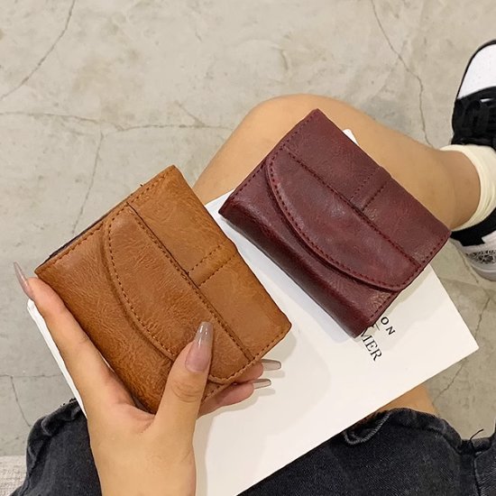 商品説明シックなカラーで大人っぽいカードケース。口が大きく開くので、カードが探しやすく便利◎カラーブラウン、ブラック、レッド素材PU裏地：ポリエステルサイズ幅：10.5cm高さ：9cmマチ：2.5cmカードスロット×9オープンコンパートメン...