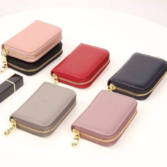 商品説明大容量のカードケース。上質なレザーで上品で大人っぽい。口が大きく開くので、カードが探しやすく便利◎カラーグレー、パープル、ブルー、レッド、ピンク、ブラック素材牛革裏地：ポリエステル、コットンサイズ幅：7.5cm高さ：11cmマチ：2...