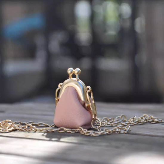 商品説明ミニサイズのがま口コインケース。コロンと小さめサイズが可愛い。カラーピンク、グリーン、レッド、シルバー、ブラック、ゴールド、ライトグリーン素材牛革サイズ幅：2cm高さ：4cmマチ：2cm※測り方によって1-2cmの誤差が生じる場合が...